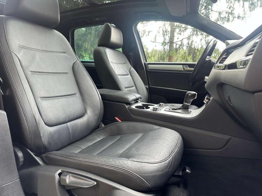 Melns Volkswagen Touareg 2011 Viļņa, ar dzinēja tilpumu 2.97 L un nobraukumu 292 tūkst. km par 10500 €, foto 26 vietnē AUTOMOTO.COM.LV