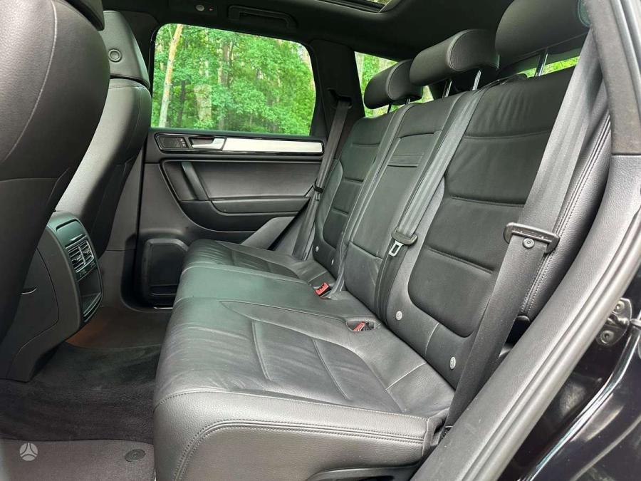 Melns Volkswagen Touareg 2011 Viļņa, ar dzinēja tilpumu 2.97 L un nobraukumu 292 tūkst. km par 10500 €, foto 28 vietnē AUTOMOTO.COM.LV