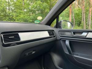 Melns Volkswagen Touareg 2011 Viļņa, ar dzinēja tilpumu 2.97 L un nobraukumu 292 tūkst. km par 10500 €, foto 30 vietnē AUTOMOTO.COM.LV