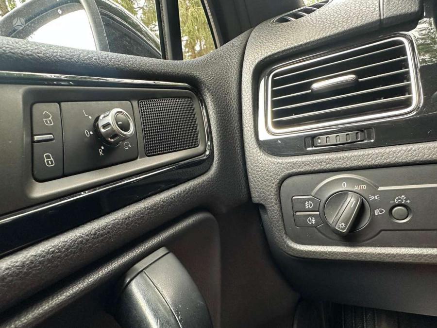 Melns Volkswagen Touareg 2011 Viļņa, ar dzinēja tilpumu 2.97 L un nobraukumu 292 tūkst. km par 10500 €, foto 31 vietnē AUTOMOTO.COM.LV