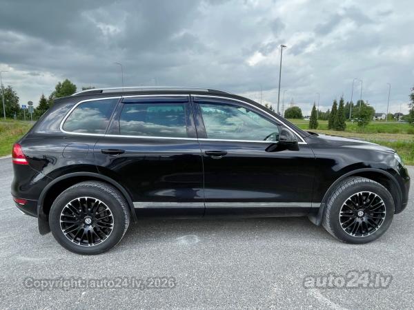 Black Volkswagen Touareg 2011 in Tartu, with an engine capacity of 3.00 L and mileage of 368 thousand km for 9990 €, photo 7 on AUTOMOTO.COM.LV