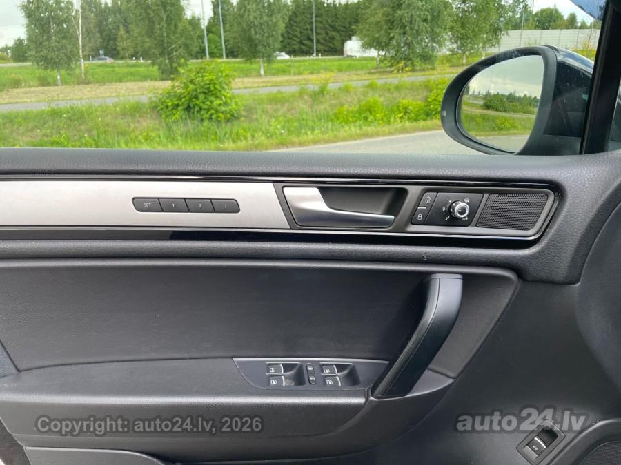 Melns Volkswagen Touareg 2011 Tartu, ar dzinēja tilpumu 3.00 L un nobraukumu 368 tūkst. km par 9990 €, foto 14 vietnē AUTOMOTO.COM.LV