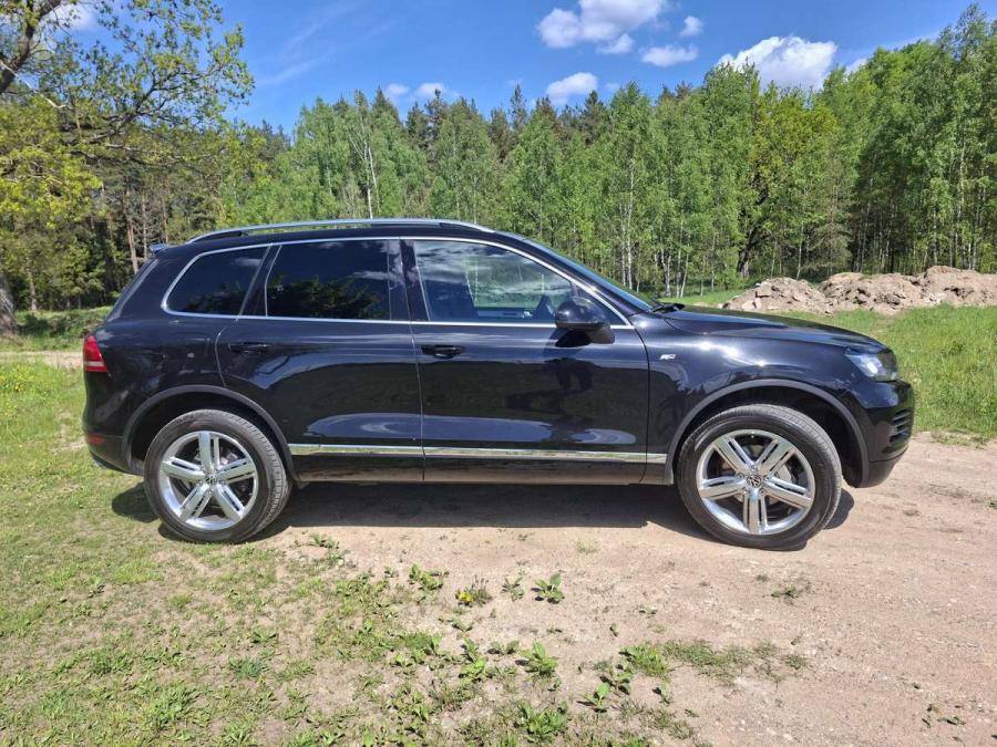 Black Volkswagen Touareg 2011 in Vilnius, with an engine capacity of 2.97 L and mileage of 315 thousand km for 10850 €, photo 1 on AUTOMOTO.COM.LV