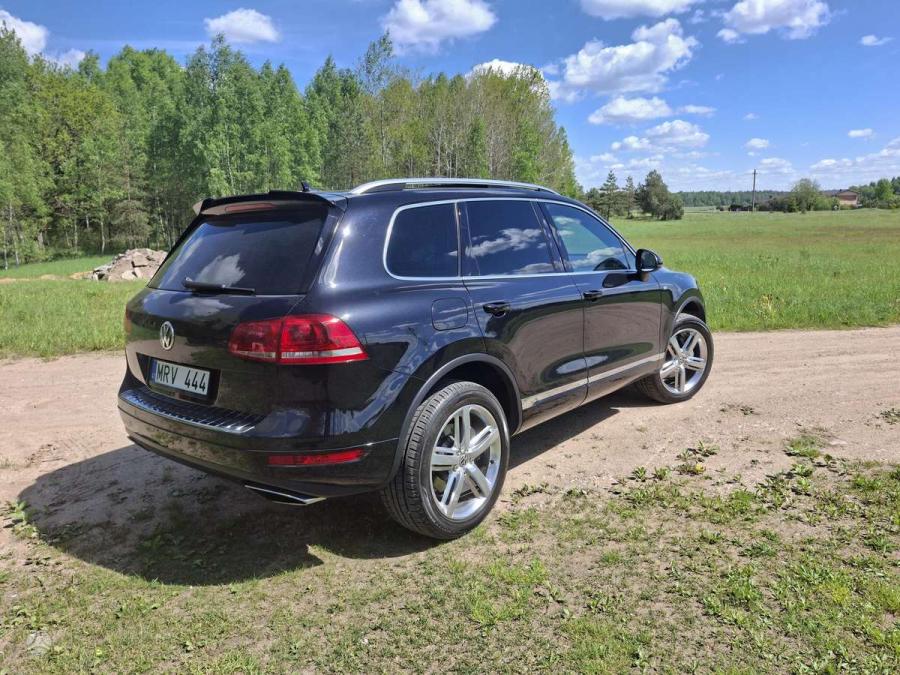 Black Volkswagen Touareg 2011 in Vilnius, with an engine capacity of 2.97 L and mileage of 315 thousand km for 10850 €, photo 3 on AUTOMOTO.COM.LV