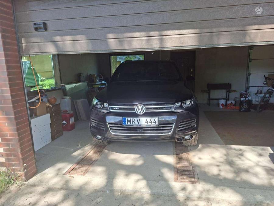 Black Volkswagen Touareg 2011 in Vilnius, with an engine capacity of 2.97 L and mileage of 315 thousand km for 10850 €, photo 5 on AUTOMOTO.COM.LV