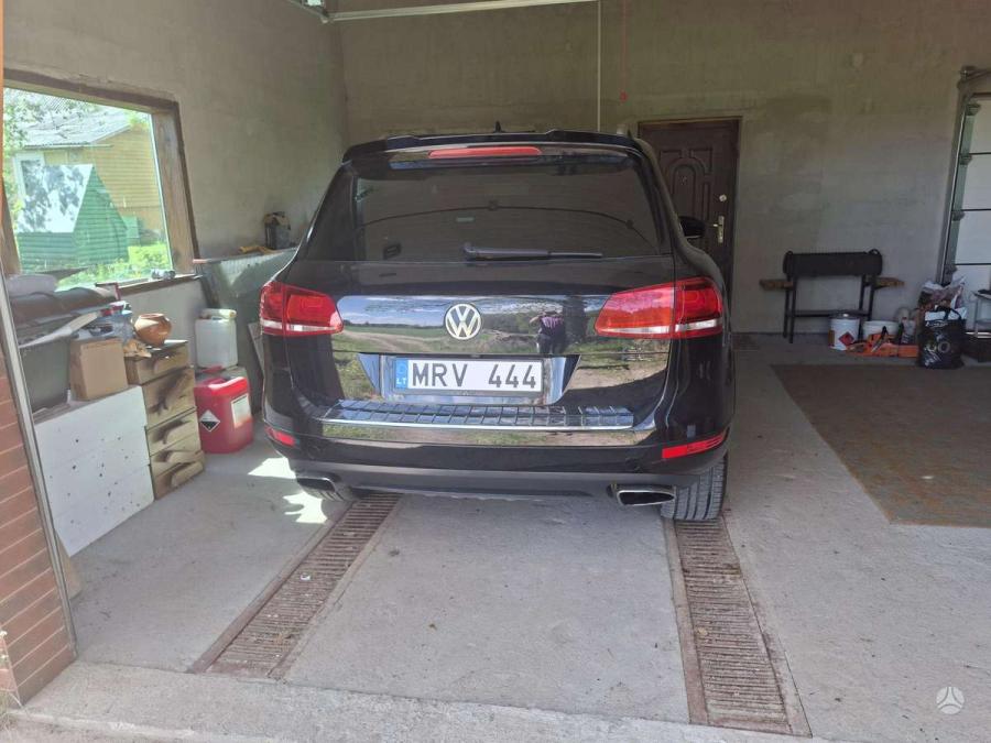 Black Volkswagen Touareg 2011 in Vilnius, with an engine capacity of 2.97 L and mileage of 315 thousand km for 10850 €, photo 6 on AUTOMOTO.COM.LV