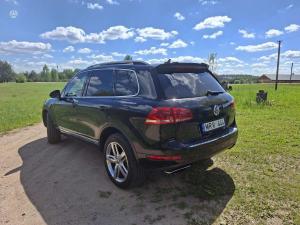 Black Volkswagen Touareg 2011 in Vilnius, with an engine capacity of 2.97 L and mileage of 315 thousand km for 10850 €, photo 7 on AUTOMOTO.COM.LV