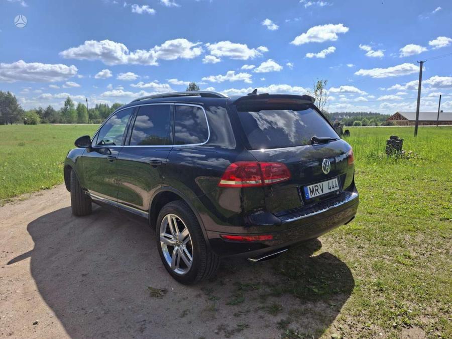 Black Volkswagen Touareg 2011 in Vilnius, with an engine capacity of 2.97 L and mileage of 315 thousand km for 10850 €, photo 7 on AUTOMOTO.COM.LV
