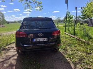 Black Volkswagen Touareg 2011 in Vilnius, with an engine capacity of 2.97 L and mileage of 315 thousand km for 10850 €, photo 8 on AUTOMOTO.COM.LV