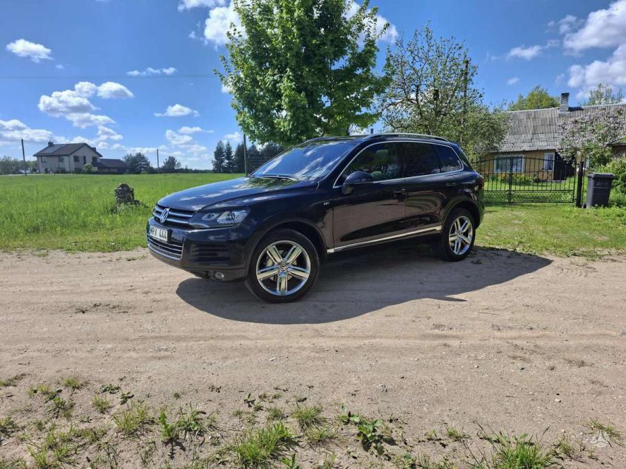 Black Volkswagen Touareg 2011 in Vilnius, with an engine capacity of 2.97 L and mileage of 315 thousand km for 10850 €, photo 9 on AUTOMOTO.COM.LV