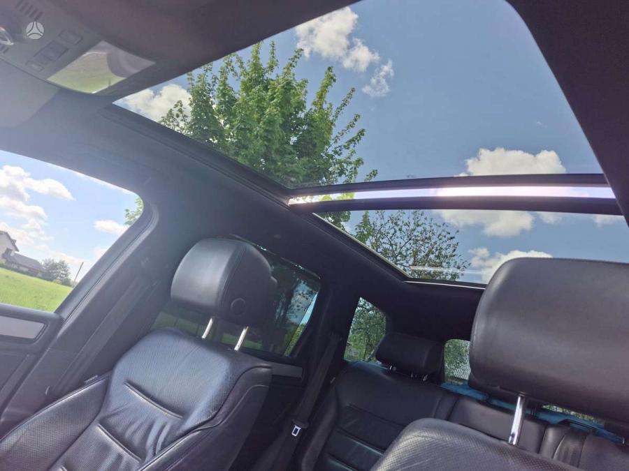 Black Volkswagen Touareg 2011 in Vilnius, with an engine capacity of 2.97 L and mileage of 315 thousand km for 10850 €, photo 16 on AUTOMOTO.COM.LV