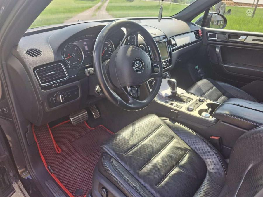 Black Volkswagen Touareg 2011 in Vilnius, with an engine capacity of 2.97 L and mileage of 315 thousand km for 10850 €, photo 17 on AUTOMOTO.COM.LV