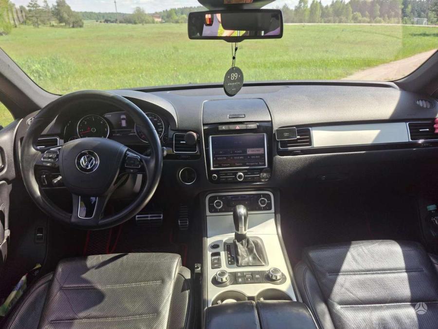 Black Volkswagen Touareg 2011 in Vilnius, with an engine capacity of 2.97 L and mileage of 315 thousand km for 10850 €, photo 18 on AUTOMOTO.COM.LV