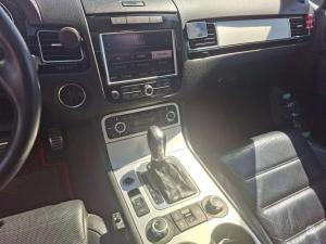 Black Volkswagen Touareg 2011 in Vilnius, with an engine capacity of 2.97 L and mileage of 315 thousand km for 10850 €, photo 19 on AUTOMOTO.COM.LV