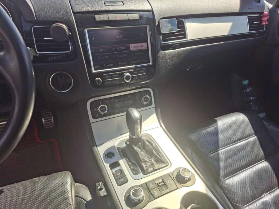 Black Volkswagen Touareg 2011 in Vilnius, with an engine capacity of 2.97 L and mileage of 315 thousand km for 10850 €, photo 19 on AUTOMOTO.COM.LV