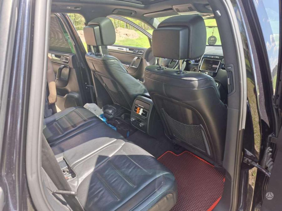 Black Volkswagen Touareg 2011 in Vilnius, with an engine capacity of 2.97 L and mileage of 315 thousand km for 10850 €, photo 21 on AUTOMOTO.COM.LV