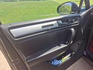 Black Volkswagen Touareg 2011 in Vilnius, with an engine capacity of 2.97 L and mileage of 315 thousand km for 10850 €, photo 28 on AUTOMOTO.COM.LV