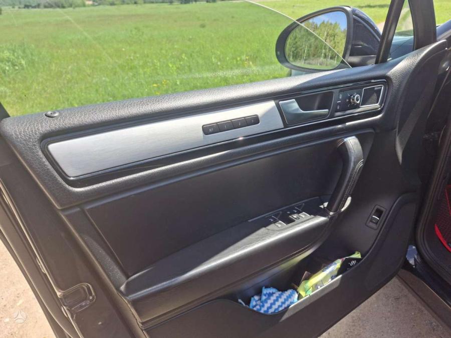 Black Volkswagen Touareg 2011 in Vilnius, with an engine capacity of 2.97 L and mileage of 315 thousand km for 10850 €, photo 28 on AUTOMOTO.COM.LV