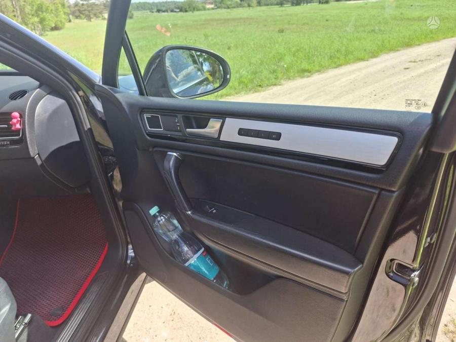 Black Volkswagen Touareg 2011 in Vilnius, with an engine capacity of 2.97 L and mileage of 315 thousand km for 10850 €, photo 29 on AUTOMOTO.COM.LV