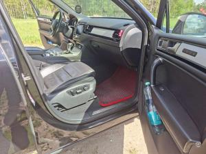 Black Volkswagen Touareg 2011 in Vilnius, with an engine capacity of 2.97 L and mileage of 315 thousand km for 10850 €, photo 30 on AUTOMOTO.COM.LV