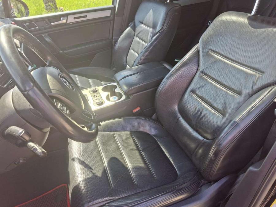 Black Volkswagen Touareg 2011 in Vilnius, with an engine capacity of 2.97 L and mileage of 315 thousand km for 10850 €, photo 33 on AUTOMOTO.COM.LV