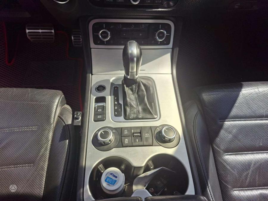 Black Volkswagen Touareg 2011 in Vilnius, with an engine capacity of 2.97 L and mileage of 315 thousand km for 10850 €, photo 35 on AUTOMOTO.COM.LV