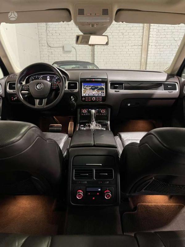 Melns Volkswagen Touareg 2011 Klaipėda, ar dzinēja tilpumu 4.13 L un nobraukumu 333 tūkst. km par 10500 €, foto 3 vietnē AUTOMOTO.COM.LV