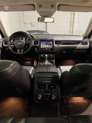 Melns Volkswagen Touareg 2011 Klaipėda, ar dzinēja tilpumu 4.13 L un nobraukumu 333 tūkst. km par 10500 €, foto 3 vietnē AUTOMOTO.COM.LV