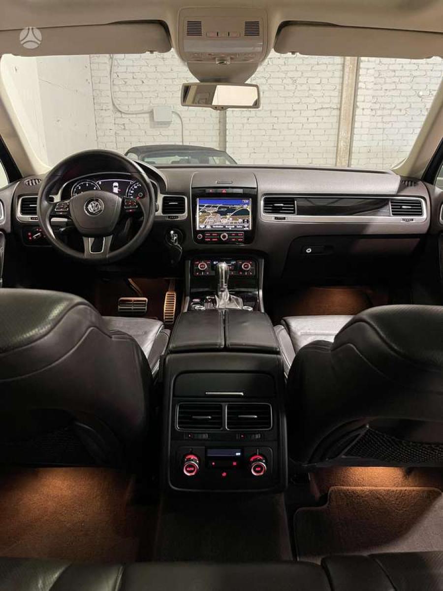 Melns Volkswagen Touareg 2011 Klaipėda, ar dzinēja tilpumu 4.13 L un nobraukumu 333 tūkst. km par 10500 €, foto 3 vietnē AUTOMOTO.COM.LV