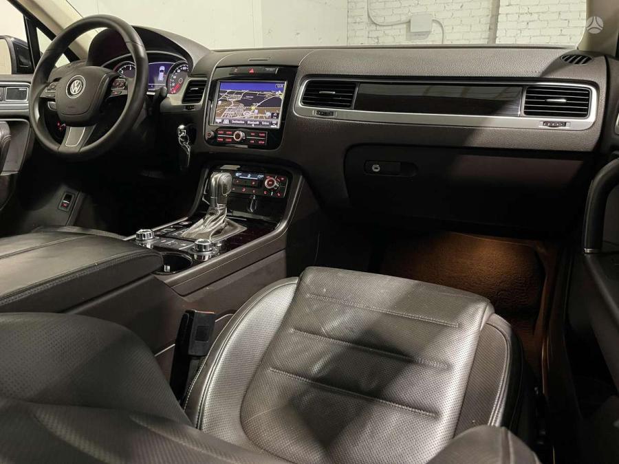 Melns Volkswagen Touareg 2011 Klaipėda, ar dzinēja tilpumu 4.13 L un nobraukumu 333 tūkst. km par 10500 €, foto 5 vietnē AUTOMOTO.COM.LV