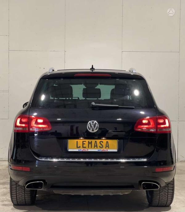 Melns Volkswagen Touareg 2011 Klaipėda, ar dzinēja tilpumu 4.13 L un nobraukumu 333 tūkst. km par 10500 €, foto 6 vietnē AUTOMOTO.COM.LV