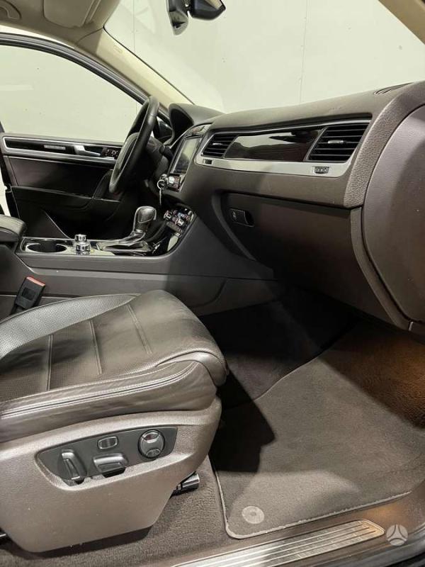 Melns Volkswagen Touareg 2011 Klaipėda, ar dzinēja tilpumu 4.13 L un nobraukumu 333 tūkst. km par 10500 €, foto 7 vietnē AUTOMOTO.COM.LV