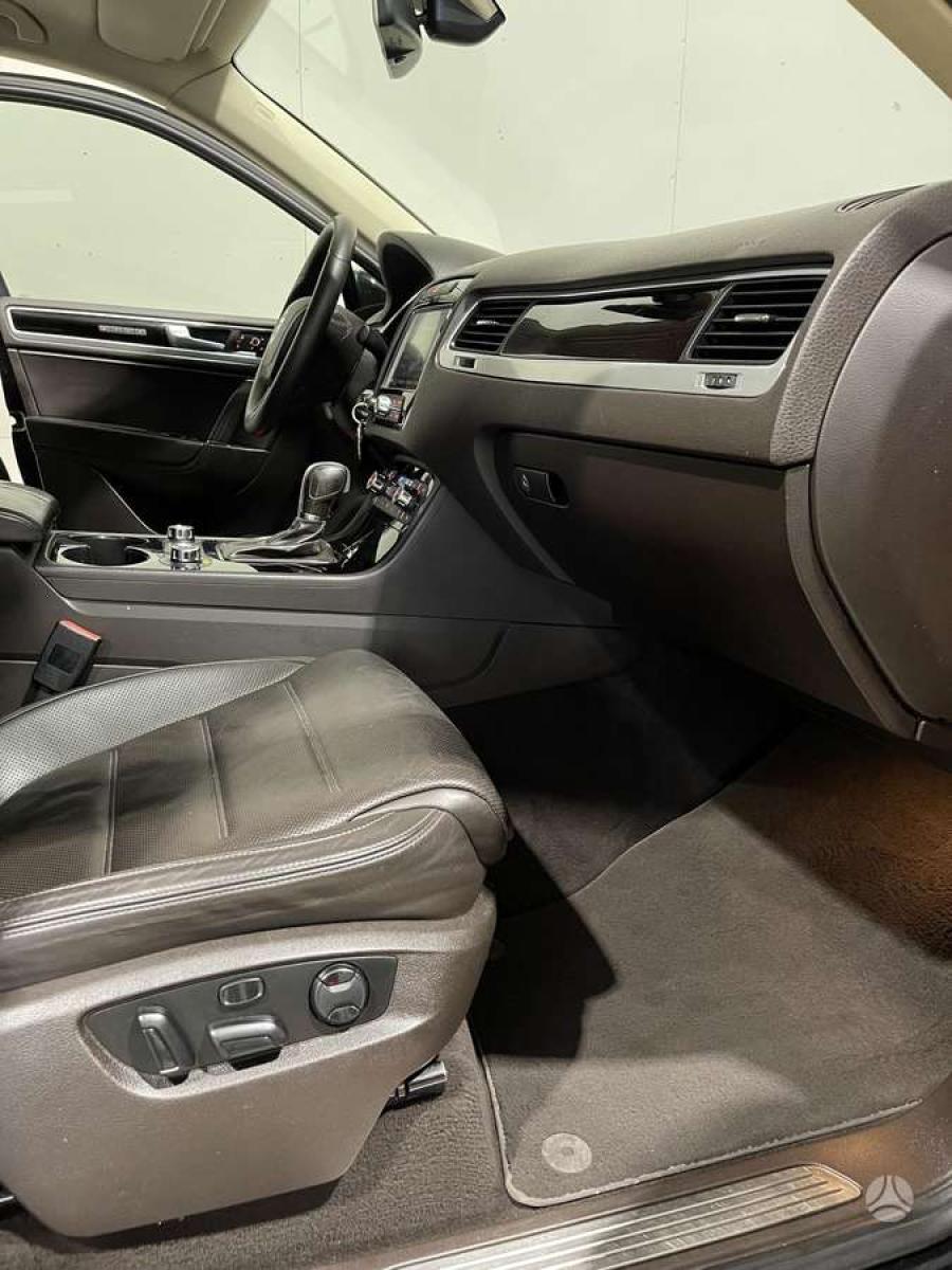 Melns Volkswagen Touareg 2011 Klaipėda, ar dzinēja tilpumu 4.13 L un nobraukumu 333 tūkst. km par 10500 €, foto 7 vietnē AUTOMOTO.COM.LV