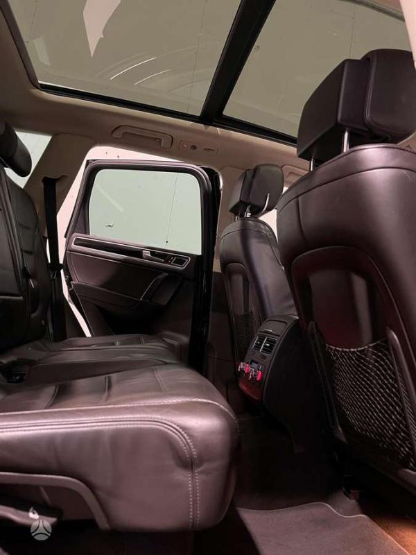 Melns Volkswagen Touareg 2011 Klaipėda, ar dzinēja tilpumu 4.13 L un nobraukumu 333 tūkst. km par 10500 €, foto 11 vietnē AUTOMOTO.COM.LV