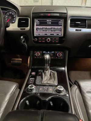 Melns Volkswagen Touareg 2011 Klaipėda, ar dzinēja tilpumu 4.13 L un nobraukumu 333 tūkst. km par 10500 €, foto 17 vietnē AUTOMOTO.COM.LV