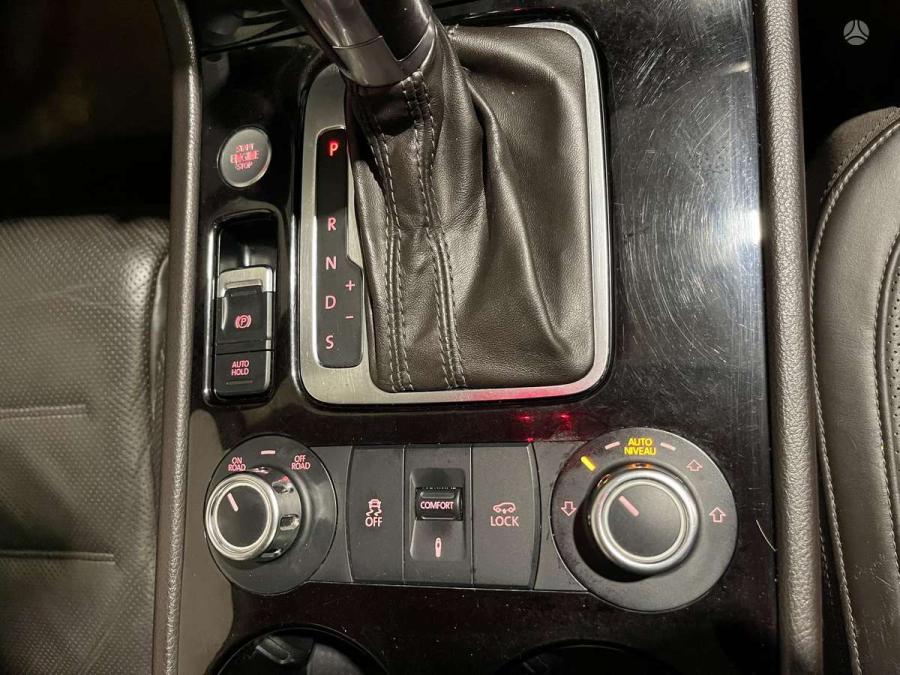 Melns Volkswagen Touareg 2011 Klaipėda, ar dzinēja tilpumu 4.13 L un nobraukumu 333 tūkst. km par 10500 €, foto 18 vietnē AUTOMOTO.COM.LV
