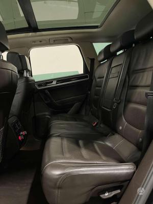Melns Volkswagen Touareg 2011 Klaipėda, ar dzinēja tilpumu 4.13 L un nobraukumu 333 tūkst. km par 10500 €, foto 20 vietnē AUTOMOTO.COM.LV