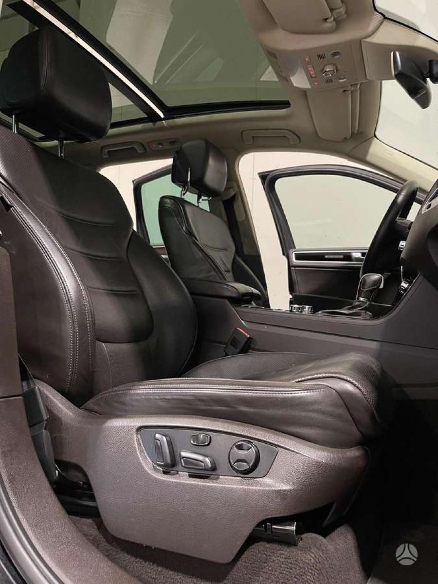Melns Volkswagen Touareg 2011 Klaipėda, ar dzinēja tilpumu 4.13 L un nobraukumu 333 tūkst. km par 10500 €, foto 23 vietnē AUTOMOTO.COM.LV