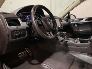 Melns Volkswagen Touareg 2011 Klaipėda, ar dzinēja tilpumu 4.13 L un nobraukumu 333 tūkst. km par 10500 €, foto 25 vietnē AUTOMOTO.COM.LV
