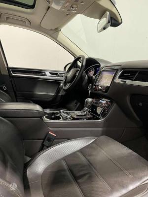 Melns Volkswagen Touareg 2011 Klaipėda, ar dzinēja tilpumu 4.13 L un nobraukumu 333 tūkst. km par 10500 €, foto 31 vietnē AUTOMOTO.COM.LV