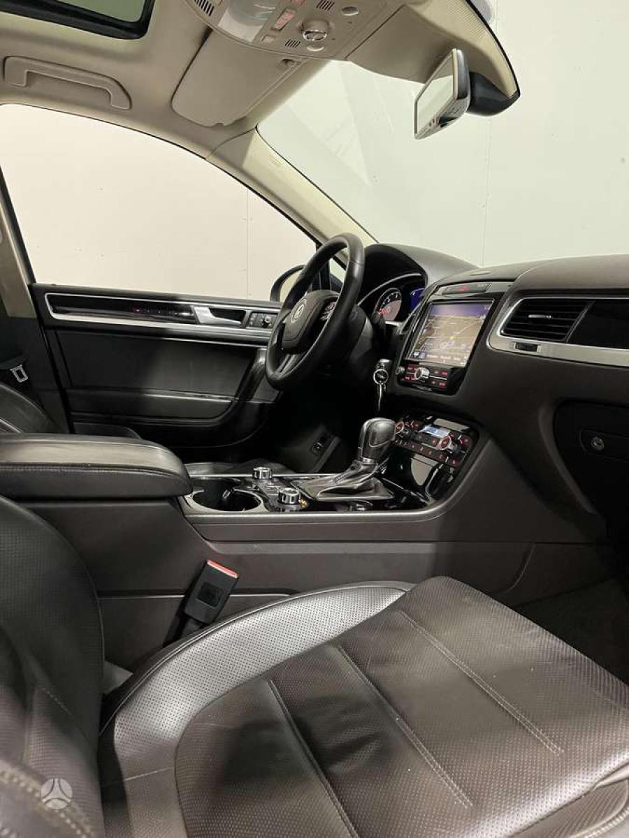 Melns Volkswagen Touareg 2011 Klaipėda, ar dzinēja tilpumu 4.13 L un nobraukumu 333 tūkst. km par 10500 €, foto 31 vietnē AUTOMOTO.COM.LV