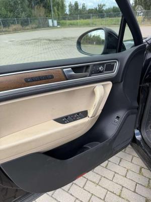 Melns Volkswagen Touareg 2011 Marijampole, ar dzinēja tilpumu 2.97 L un nobraukumu 298 tūkst. km par 10200 €, foto 10 vietnē AUTOMOTO.COM.LV
