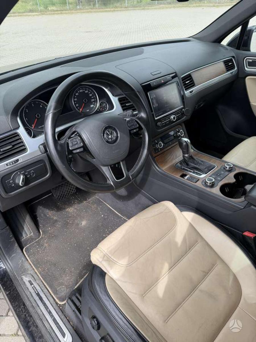Melns Volkswagen Touareg 2011 Marijampole, ar dzinēja tilpumu 2.97 L un nobraukumu 298 tūkst. km par 10200 €, foto 13 vietnē AUTOMOTO.COM.LV