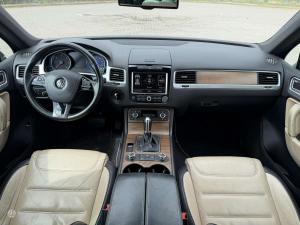 Melns Volkswagen Touareg 2011 Marijampole, ar dzinēja tilpumu 2.97 L un nobraukumu 298 tūkst. km par 10200 €, foto 14 vietnē AUTOMOTO.COM.LV