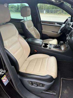 Melns Volkswagen Touareg 2011 Marijampole, ar dzinēja tilpumu 2.97 L un nobraukumu 298 tūkst. km par 10200 €, foto 18 vietnē AUTOMOTO.COM.LV