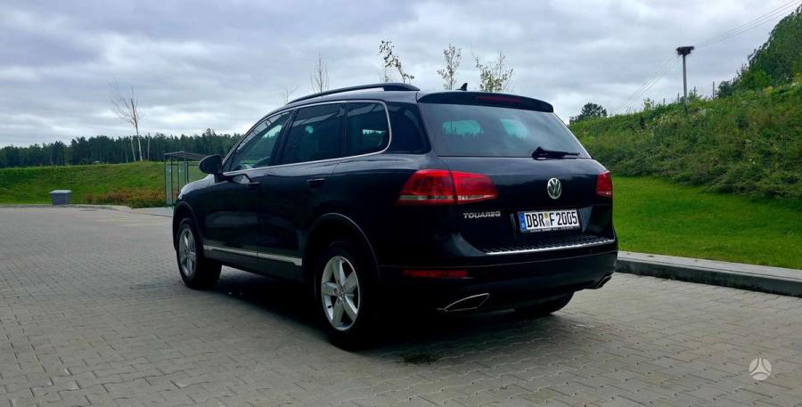 Black Volkswagen Touareg 2011 in Vilnius, with an engine capacity of 3.00 L and mileage of 288 thousand km for 8900 €, photo 8 on AUTOMOTO.COM.LV