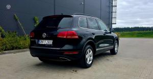 Black Volkswagen Touareg 2011 in Vilnius, with an engine capacity of 3.00 L and mileage of 288 thousand km for 8900 €, photo 9 on AUTOMOTO.COM.LV