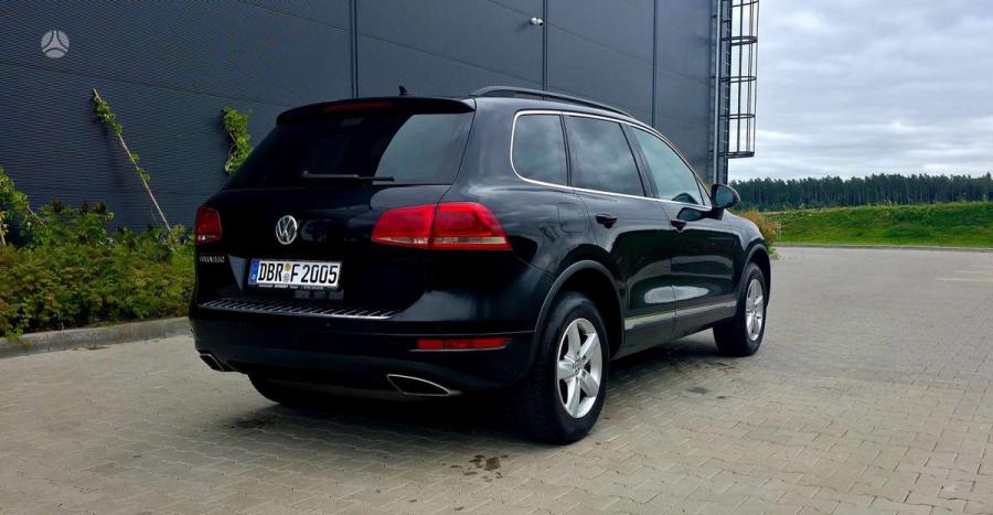 Black Volkswagen Touareg 2011 in Vilnius, with an engine capacity of 3.00 L and mileage of 288 thousand km for 8900 €, photo 9 on AUTOMOTO.COM.LV