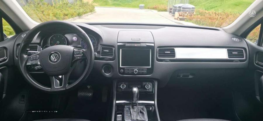 Black Volkswagen Touareg 2011 in Vilnius, with an engine capacity of 3.00 L and mileage of 288 thousand km for 8900 €, photo 10 on AUTOMOTO.COM.LV