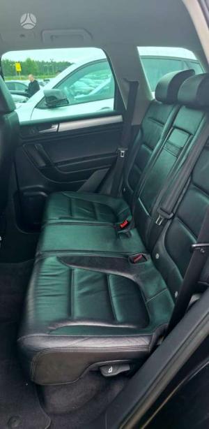 Black Volkswagen Touareg 2011 in Vilnius, with an engine capacity of 3.00 L and mileage of 288 thousand km for 8900 €, photo 11 on AUTOMOTO.COM.LV